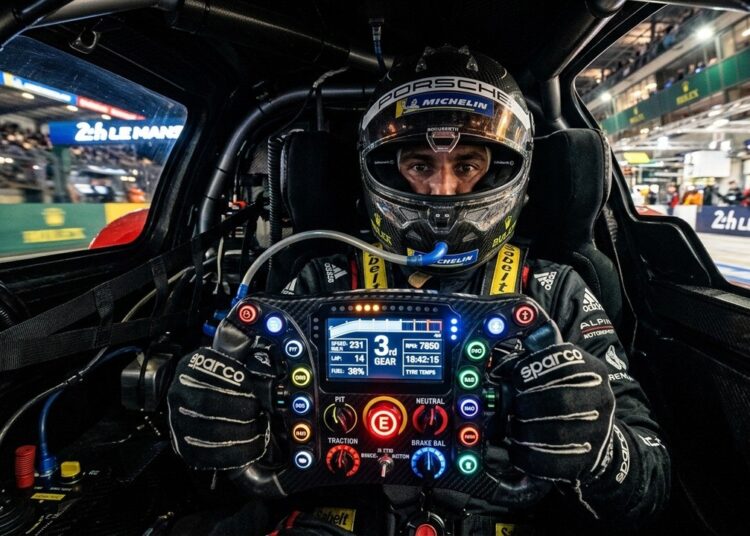 Théo Pourchaire Dévoile les Secrets du Volant de sa Hypercar avant les ...